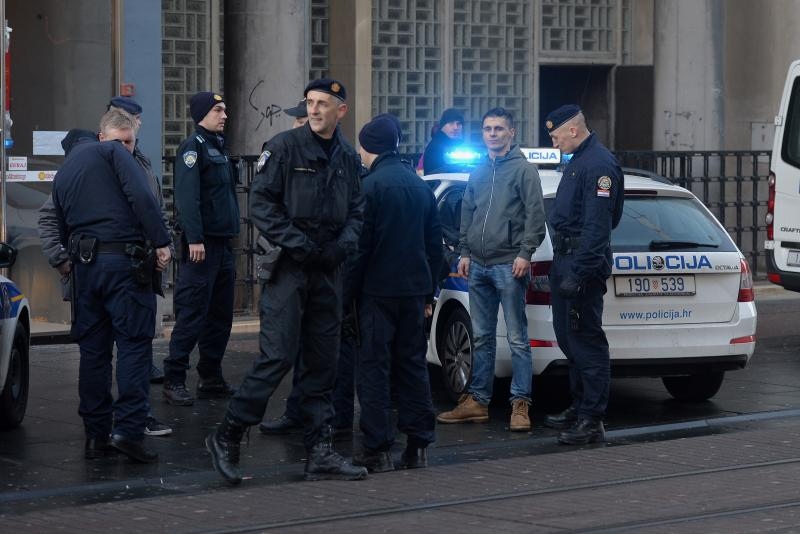(FOTO) NEVIĐENA POLICIJSKA AKCIJA U SREDIŠTU ZAGREBA: Interventna policija u Ilici privela ...