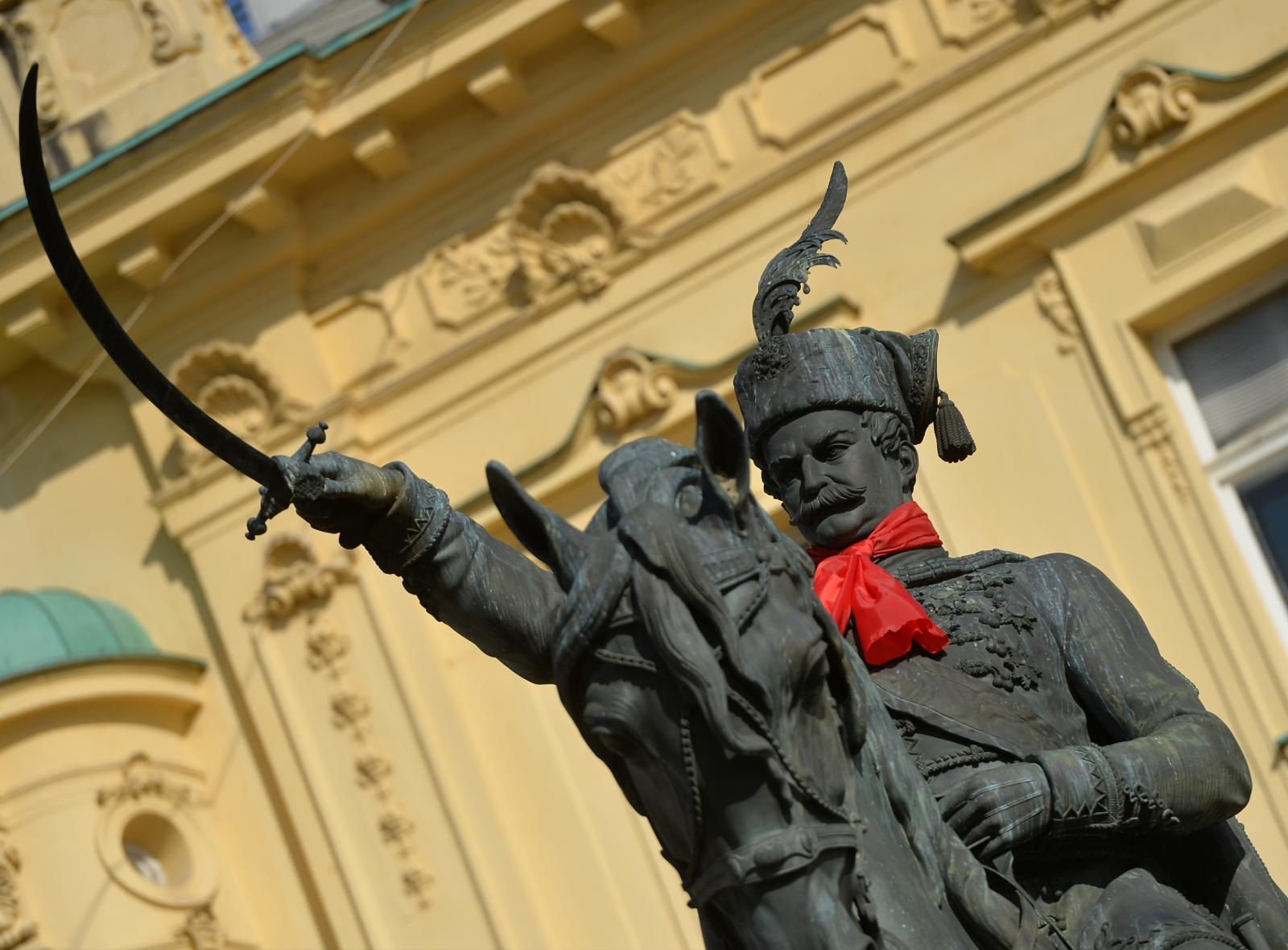 (FOTO) Znate li zašto su zagrebački kipovi dobili crvene kravate ...