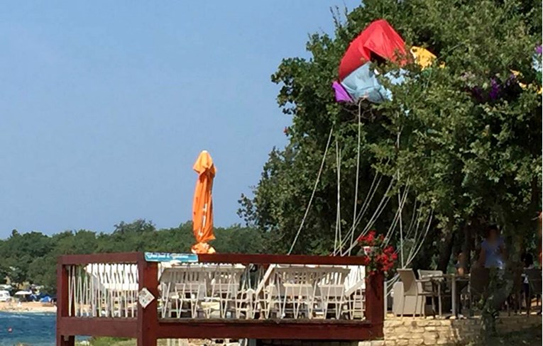 (FOTO) U Poreču je jak vjetar bacio padobranca na stijene - Dnevno.hr