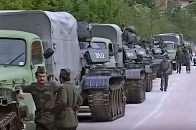 (VIDEO) Kako je goloruki narod zaustavio kolonu tenkova JNA pored ...