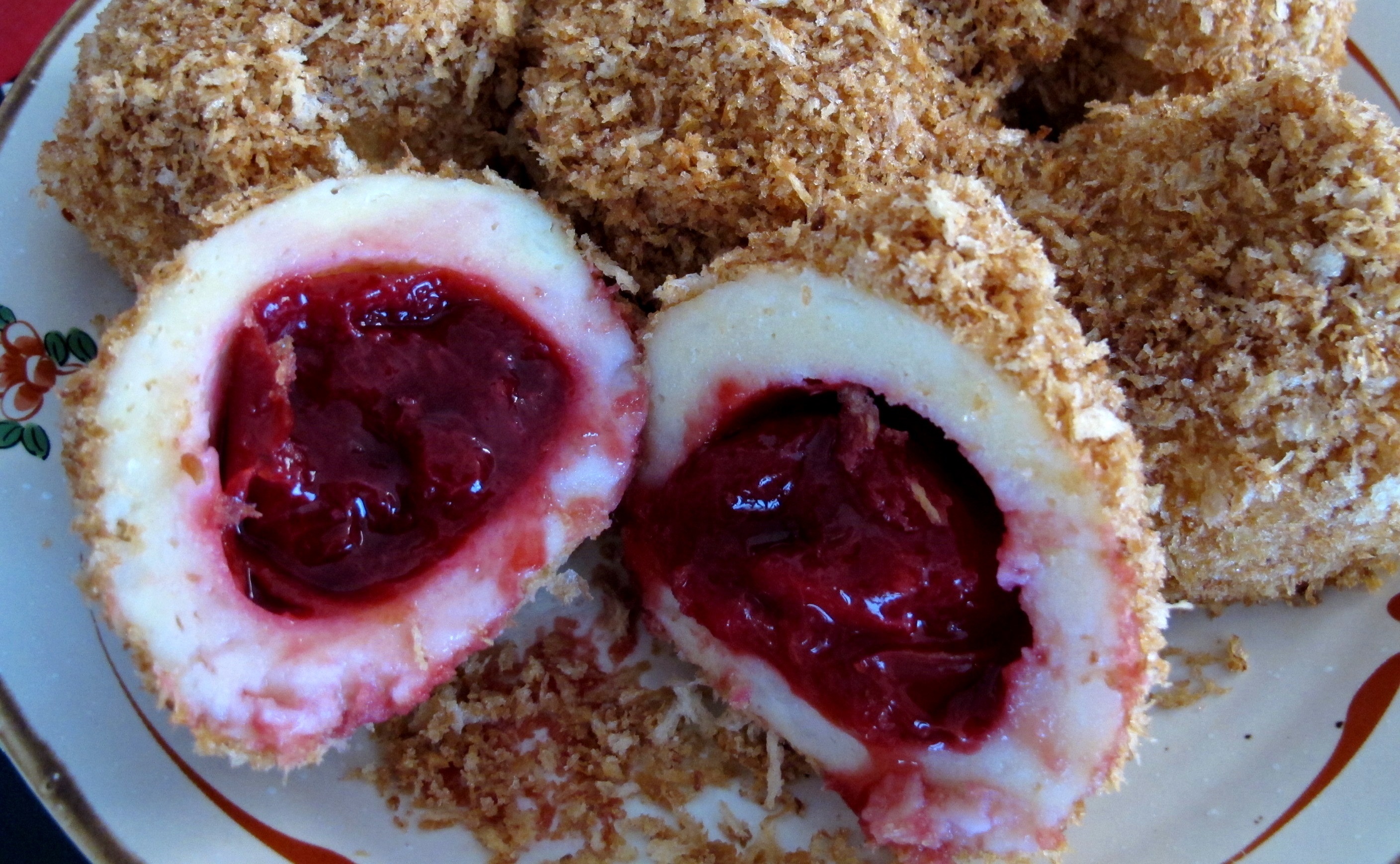 OMILJENA POSLASTICA NAŠIH BAKA: Ovako se prave najsočnije knedle sa ...