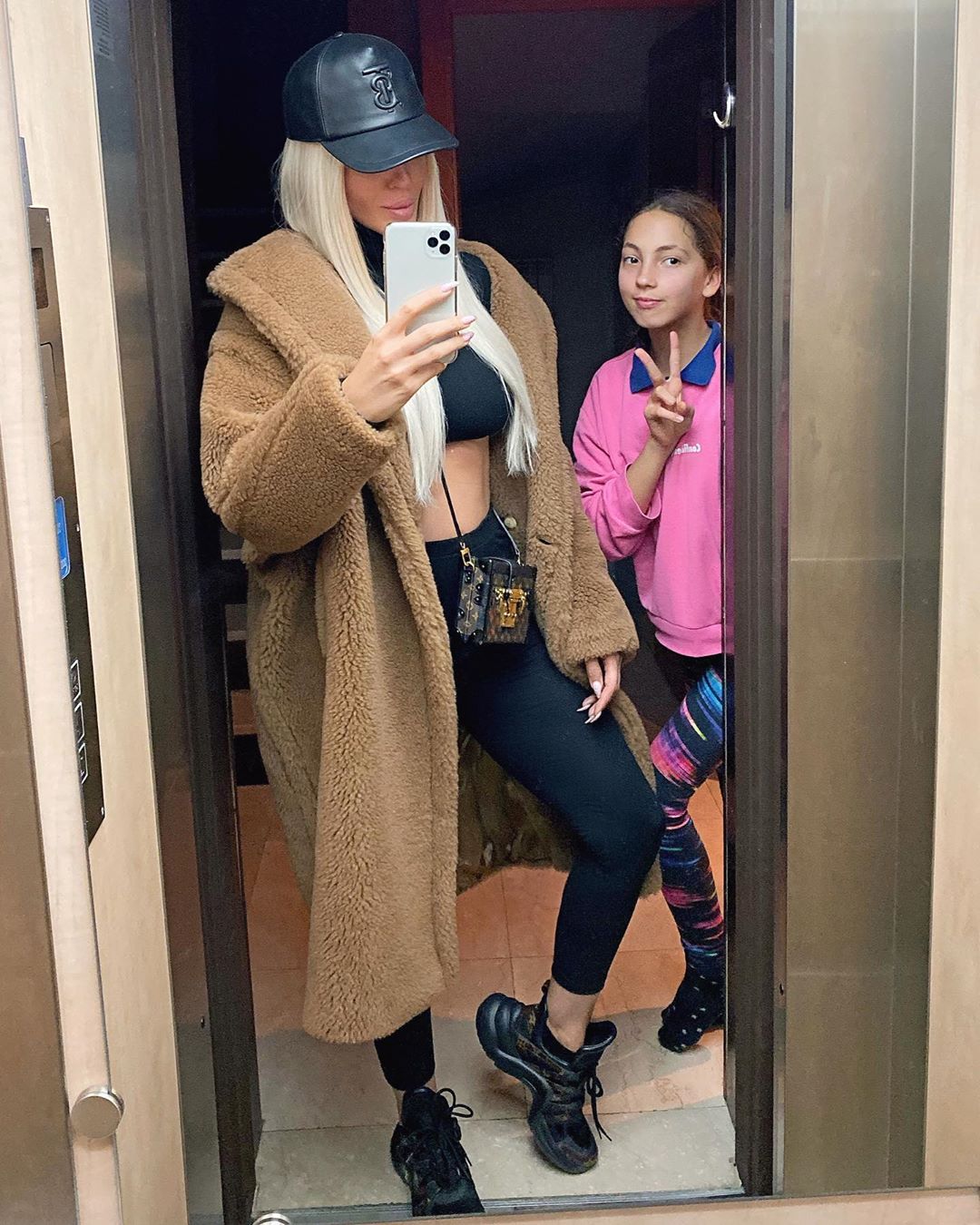 Je li to Jelena Karleuša opet isfotošopirala trbuh? Doduše, njezina ...