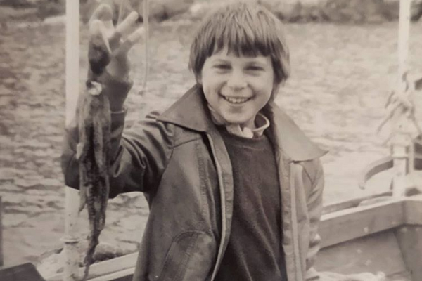 PREPOZNAJTE LI POZNATOG GLUMCA I TV VODITELJA ? Ova fotografija je ...