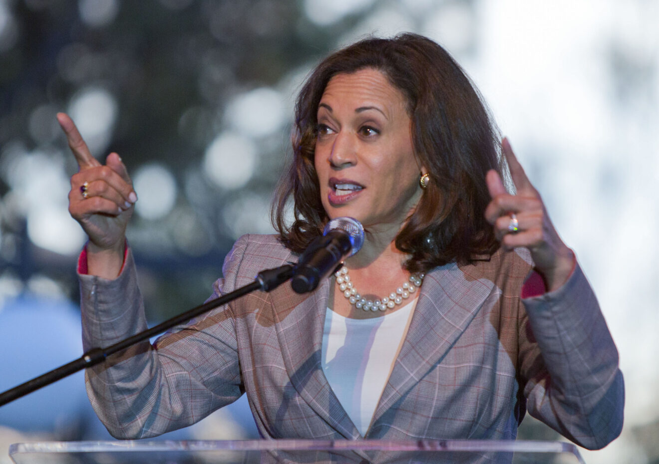 AMERIKA OPET PIŠE POVIJEST: Tko je Kamila Harris, prva žena koja je ...