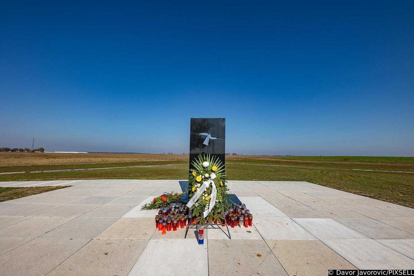 (FOTO) VUKOVARCI SE SJEĆAJU SVOJIH UMRLIH: Pohode mjesto masovne grobnice na Ovčari i ...