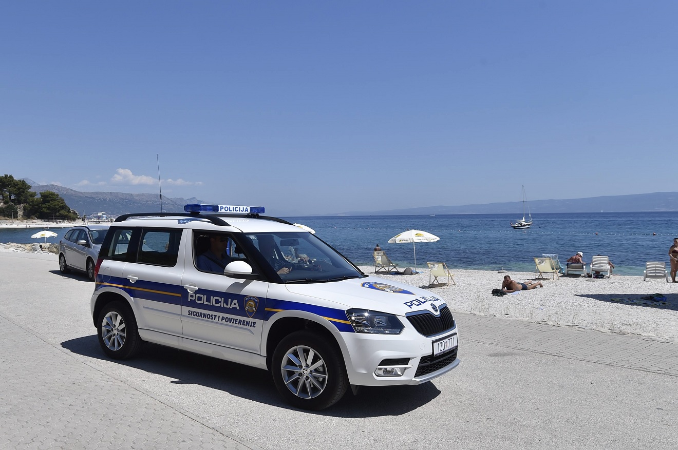 NA KRKU PLIVAJUĆI BJEŽAO OD POLICIJE: Čim ih je vidio bacio se u more ...