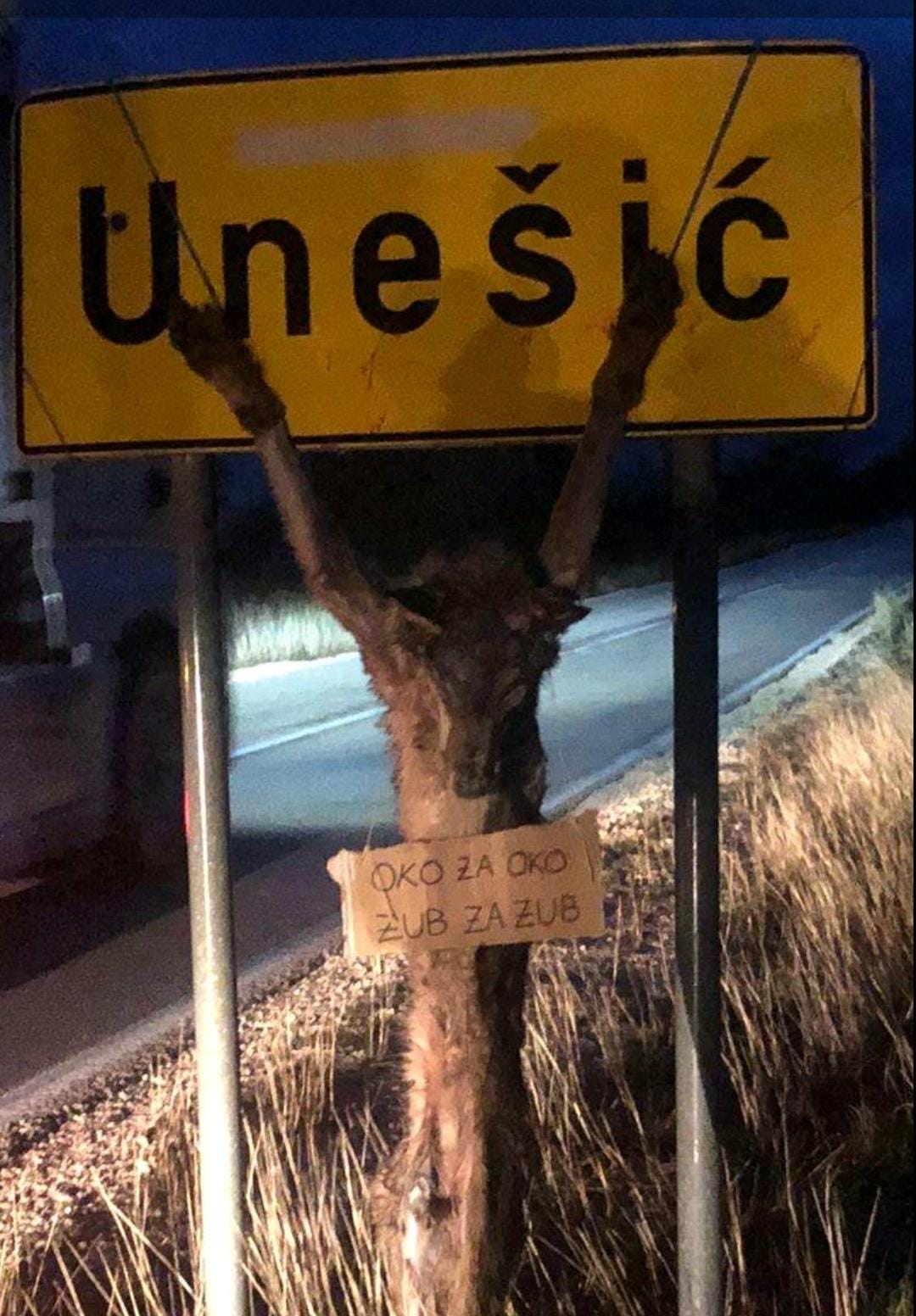 JEZIV PRIZOR! Na prometnom znaku bijesni stočari objesili vuka ...