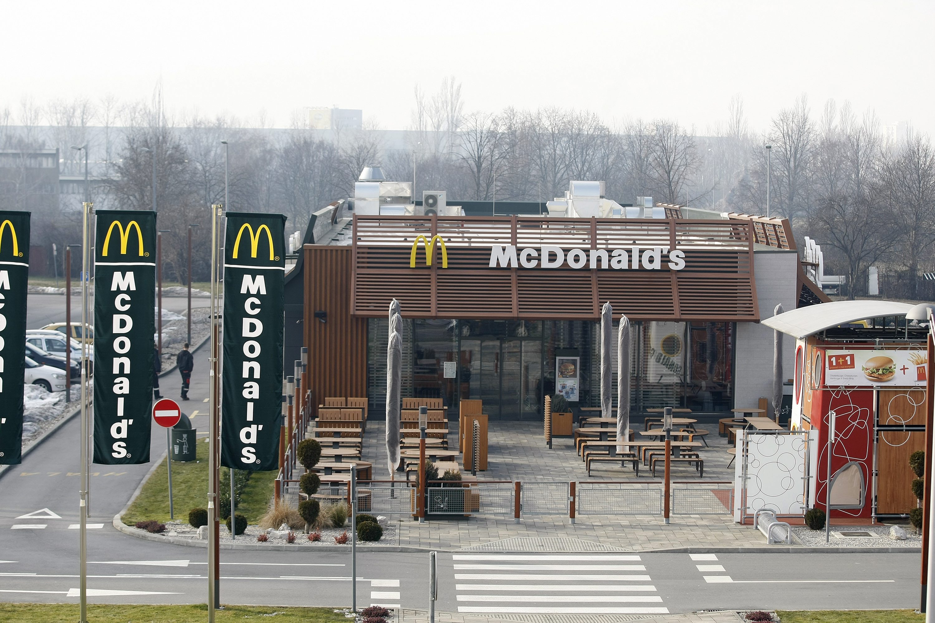 ŠEFICA TI PRIJETI DA ĆEŠ PRATI PODOVE U McDONALD'SU? Novi minimalac im ...