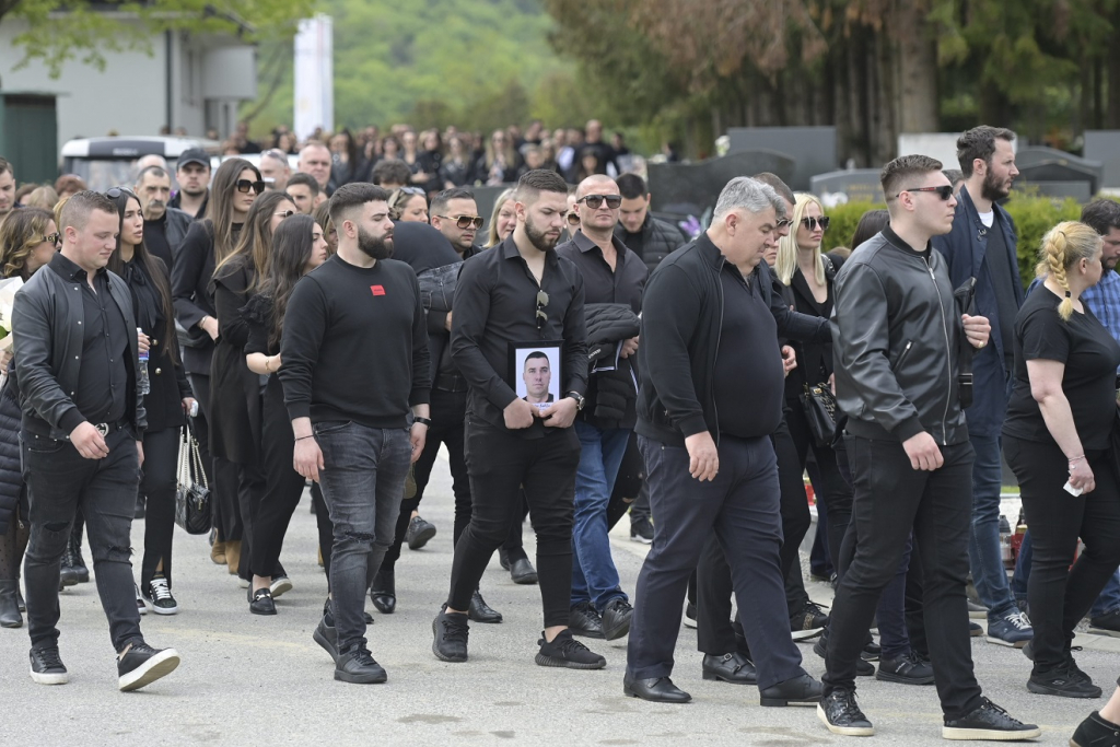 (FOTO) SUZE NA SPROVODU SABLJI! Pojavila se poznata imena: Gomila ljudi ...