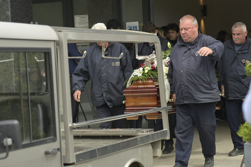 (FOTO) SUZE NA SPROVODU SABLJI! Pojavila se poznata imena: Gomila ljudi ...