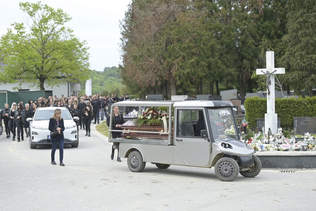 (FOTO) SUZE NA SPROVODU SABLJI! Pojavila se poznata imena: Gomila ljudi ...