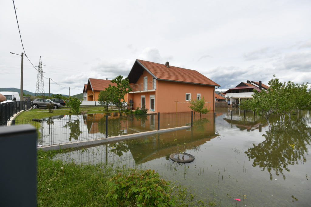 (VIDEO) STIŽE VOJSKA U KOSTAJNICU! Poplava prijeti i Karlovcu: Ljudi ...