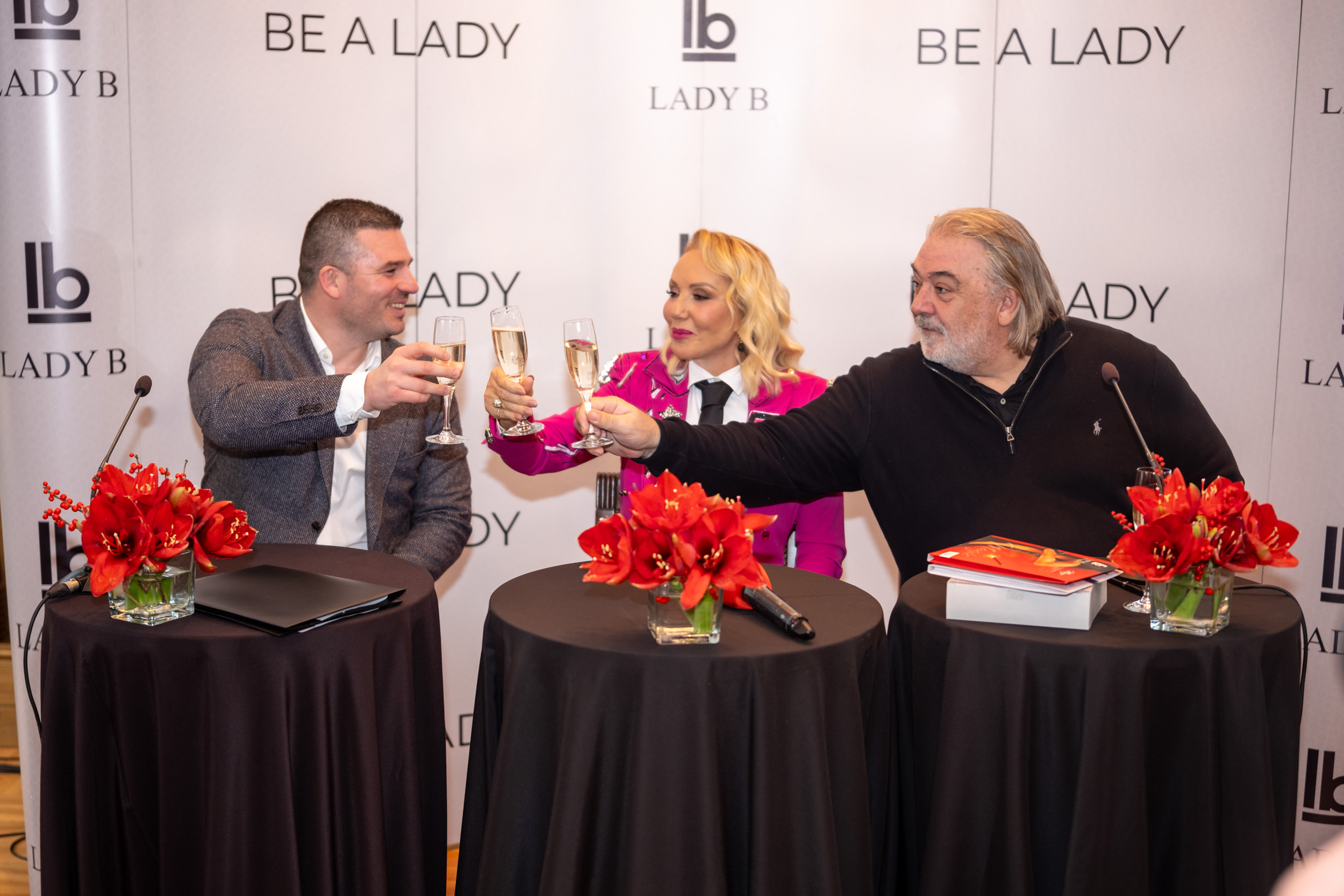 Lepa Brena u Zagrebu predstavila svoj novi brend, a Boba poručio: 'Zbog ...