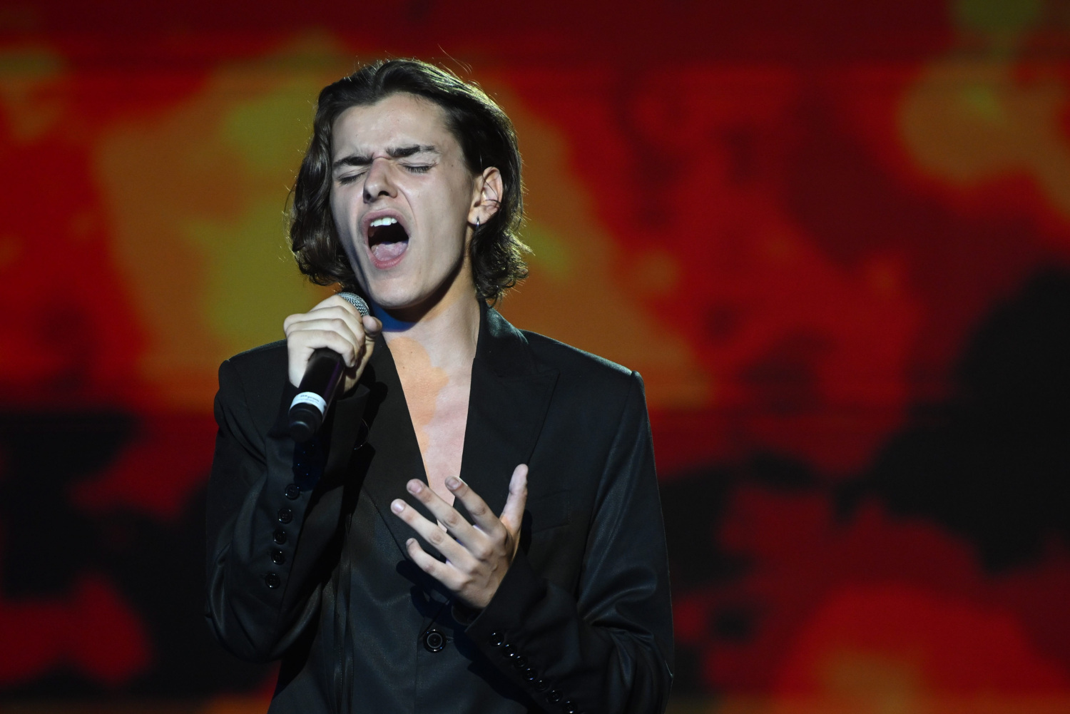 Mladi pjevač spustio svima koji mu nabijaju na nos rad u fast foodu ...