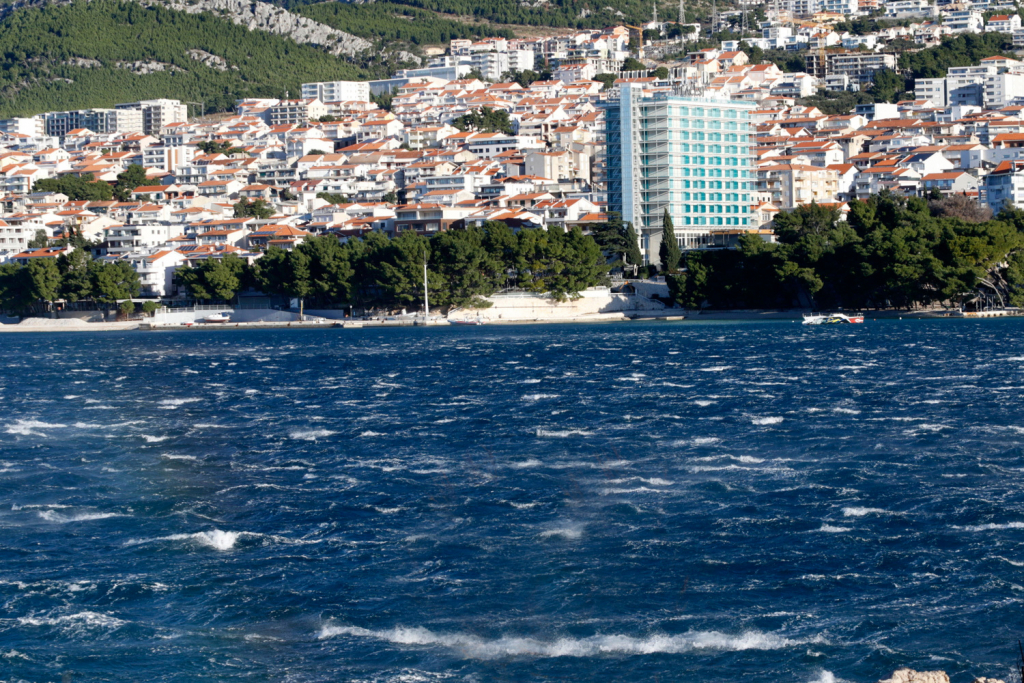 Dramatični prizori kod Makarske: Pogledajte kako Jadrolinijin trajekt ...