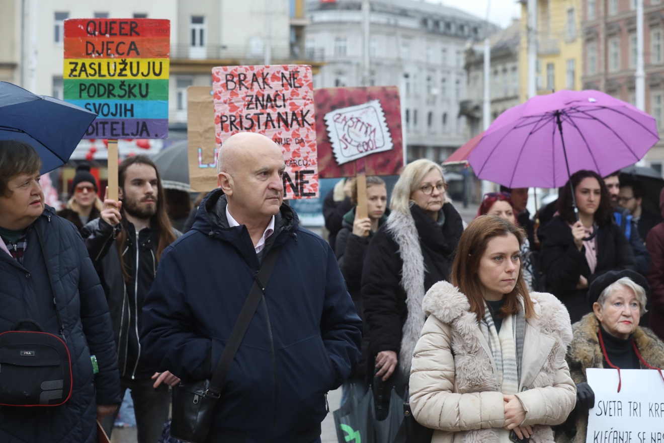 Molitelji na Trgu, stigao i Pernar, policija imala pune ruke posla: Uokolo razbacana odjeća ...
