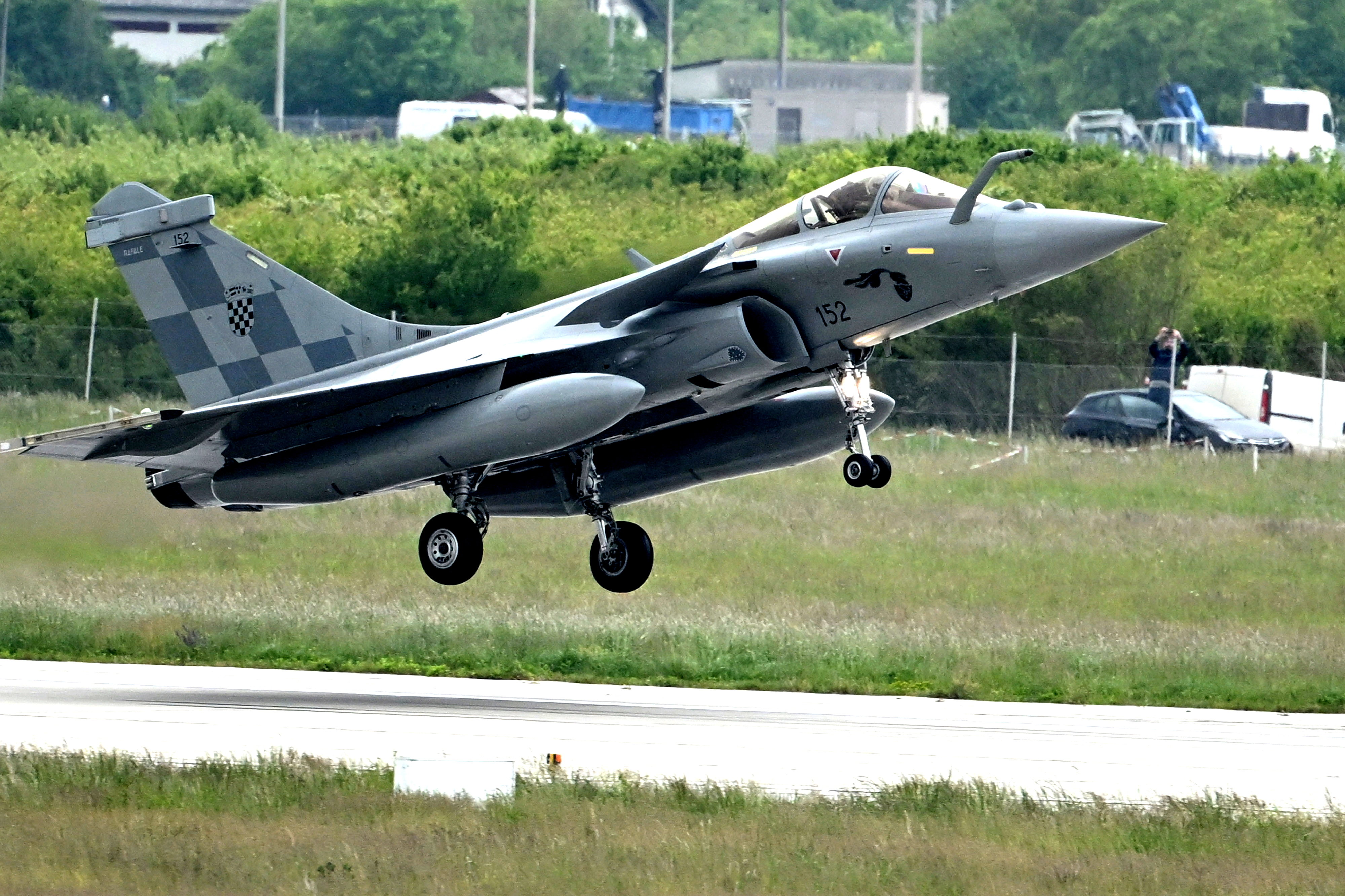 Rafalei se dižu iznad Like i dijelova Dalmacije: Piloti vježbaju borbu 'dva na dva' - Dnevno.hr