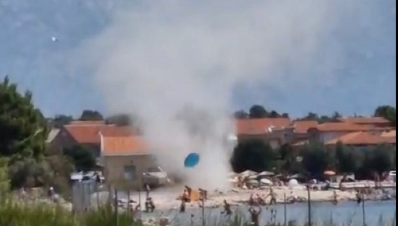 Kupače na Viru prestravila iznenadna pijavica: Suncobrani letjeli po ...