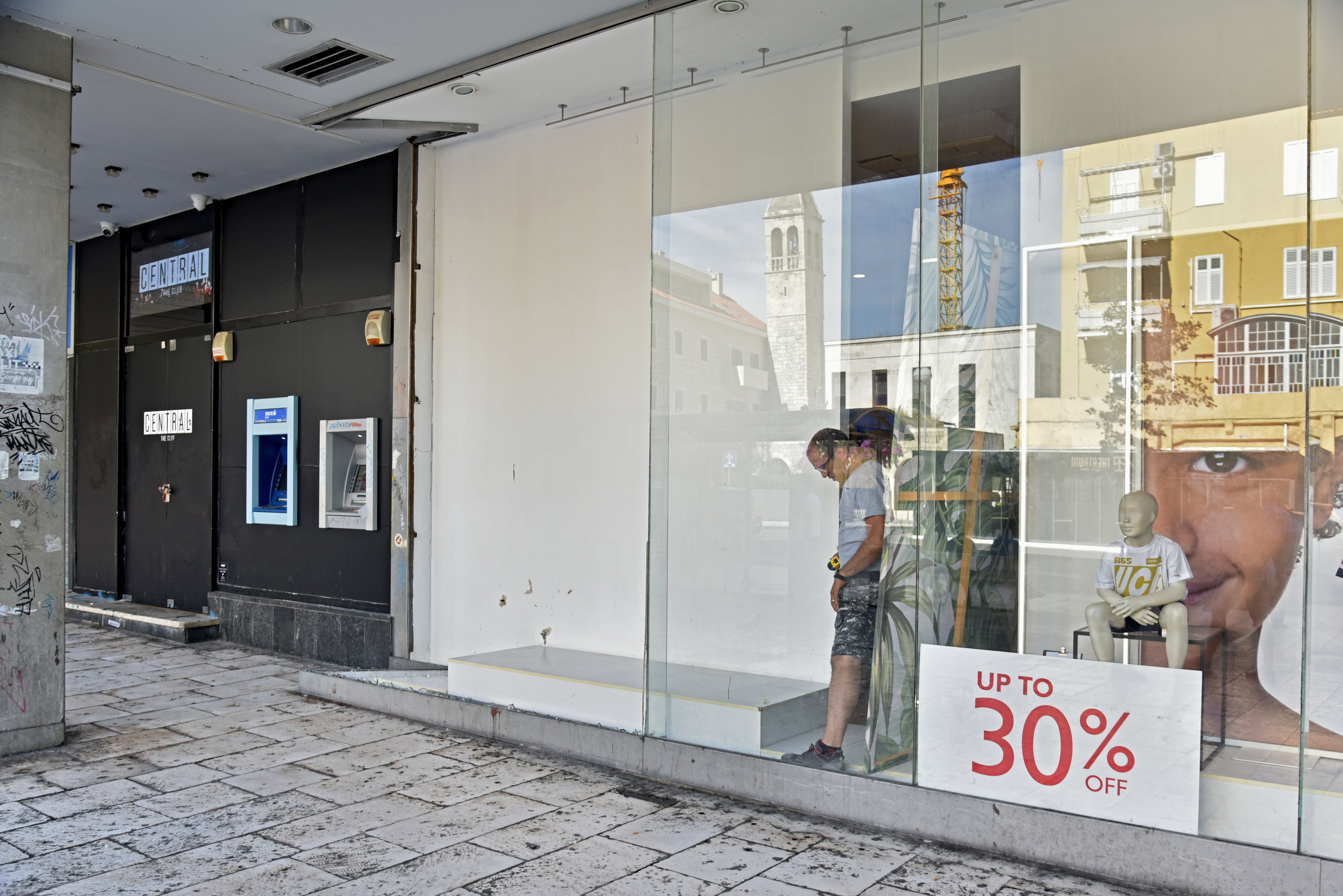 Staklo izrezalo mlade u Splitu: Dvoje zadržano u bolnici, imaju ubodne ...