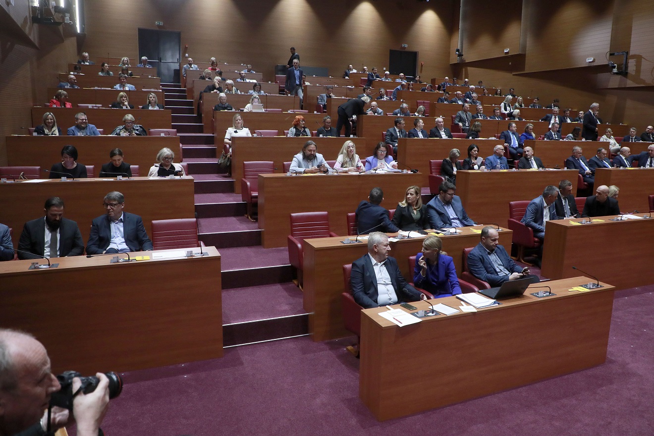 Pljuštale opomene u Saboru, zaiskrilo oko vruće teme: 'Sjednite, dosta ...